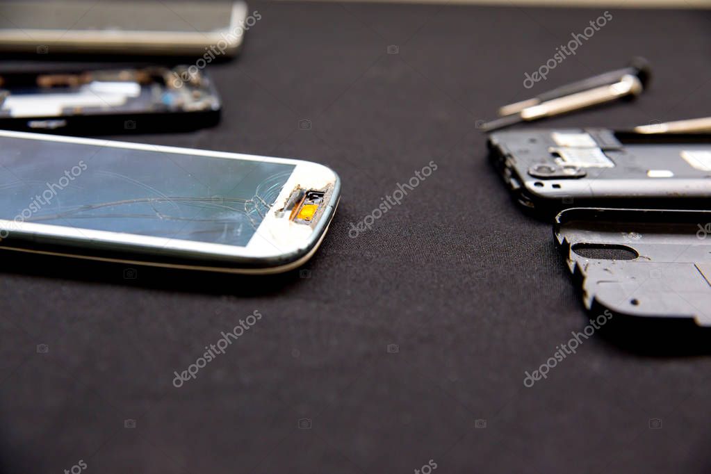 Servicio de reparación electrónica: el técnico está arreglando el ...