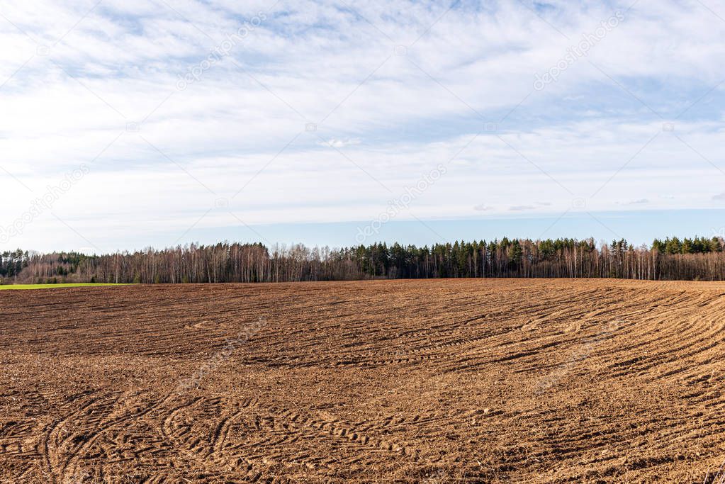 campos cultivados en el campo con tierra oscura y húmeda para la ...