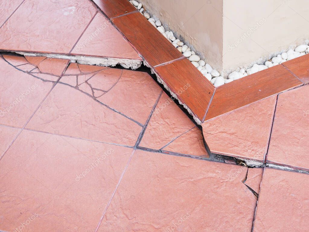 Problemas de la construcción de casas, casas colapsadas, suelo ...