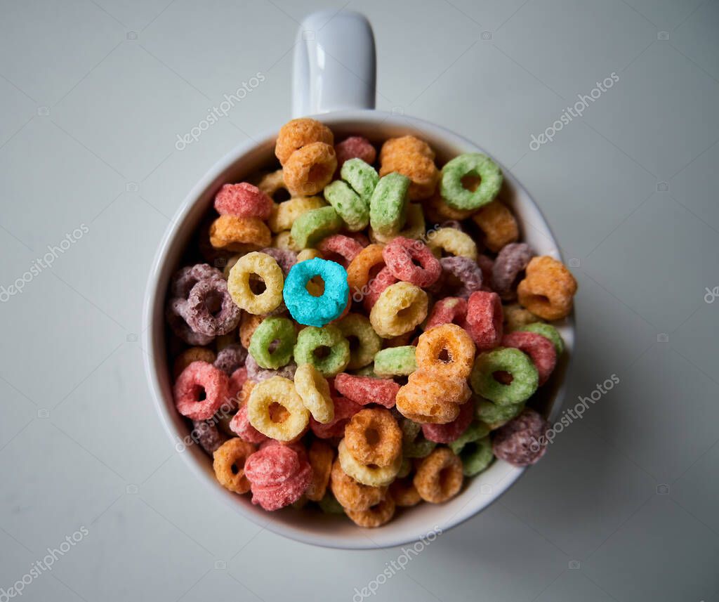 vista superior de cereales coloreados para el desayuno en un bol 2024