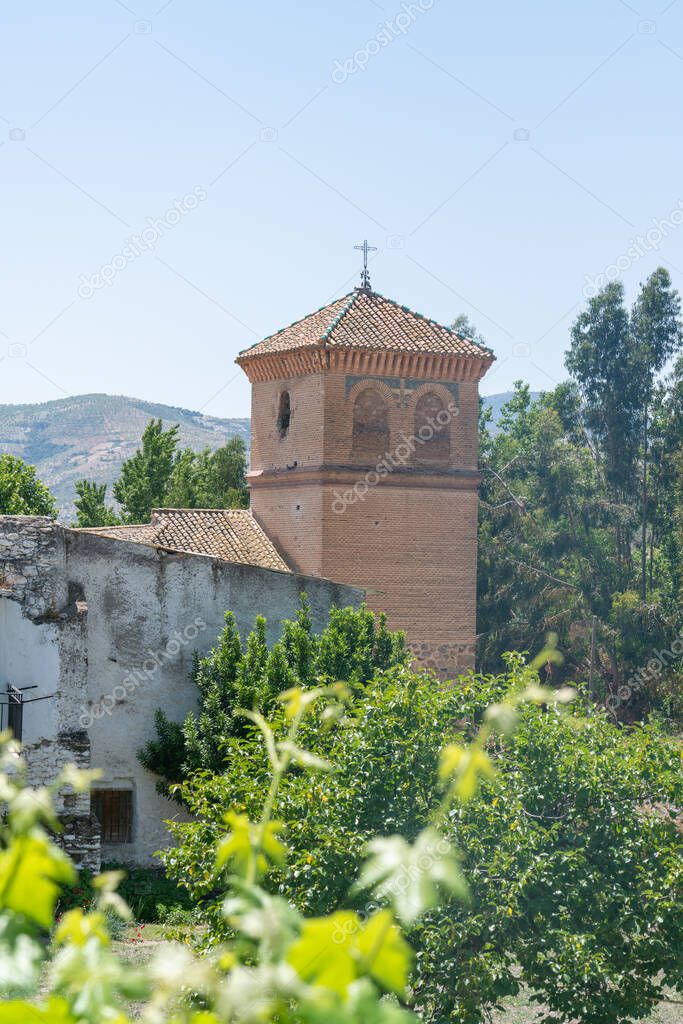 torre de la iglesia del pueblo de Yator, la torre está construida en ...