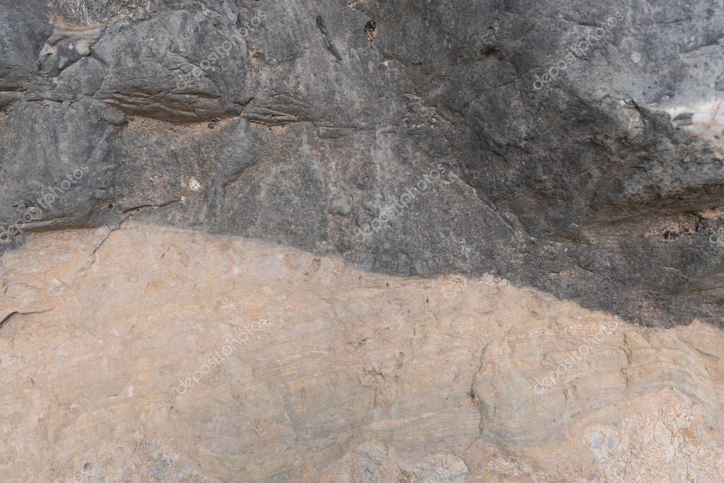 fondo de roca de color oscuro y textura, hay pequeñas piedras ...