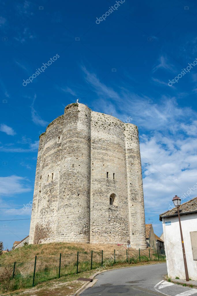 Mazmorra medieval, torre fortificada construida en el siglo XII ...