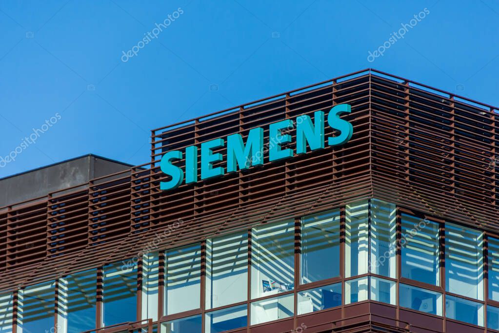 VELIZY-VILLACOUBLAY, FRANCIA - 3 DE OCTUBRE DE 2020: Fachada del edificio Siemens en Velizy ...
