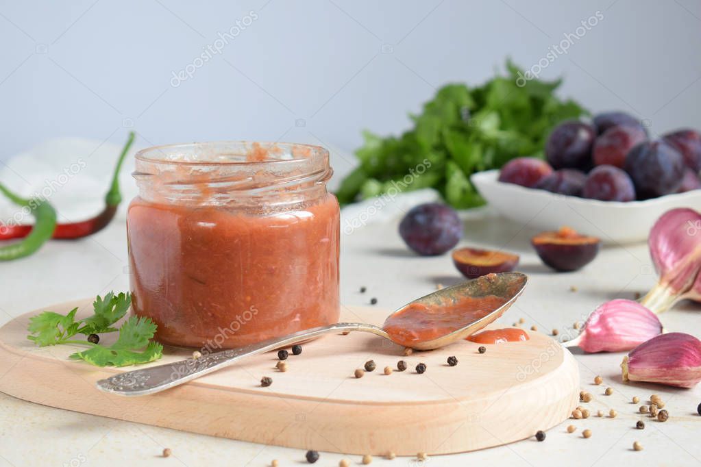 Salsa salada de ciruelas rojas, ajo, cilantro, eneldo y ají picante ...