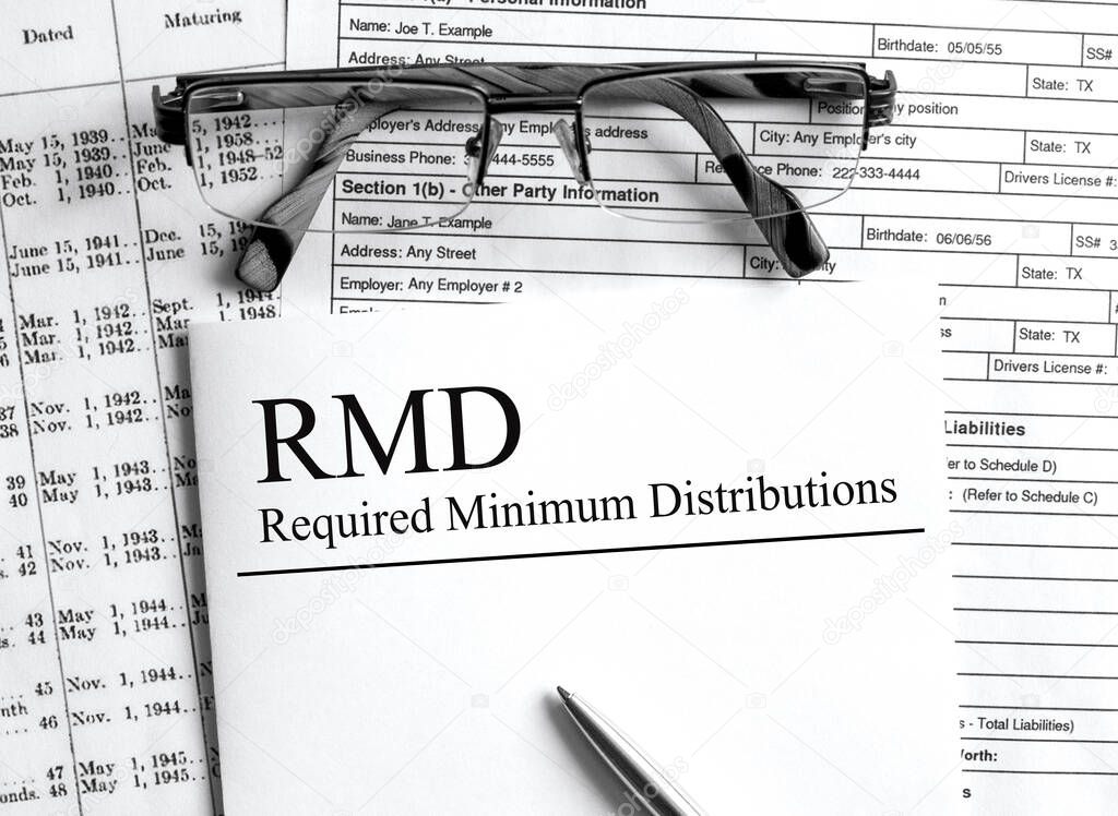 Papel con texto RMD Requerido Distribuciones mínimas sobre una mesa 2024