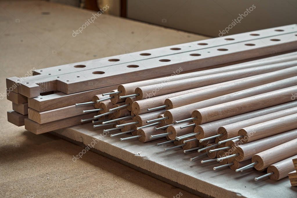 La carpinter a. Carro de madera desmontado para organizador de pantalones. Proceso de fabricaci ...