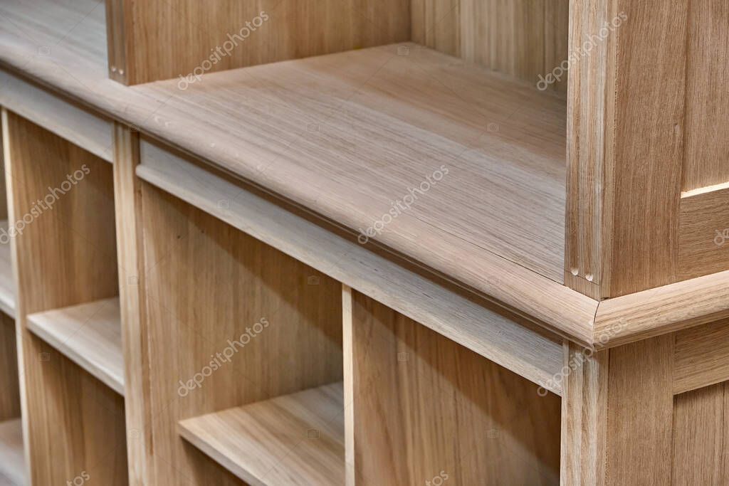 Carpintería moderna. Librerías de madera en proceso de producción en ...