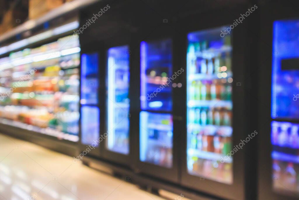 refrigeradores del supermercado con botellas de refresco en estantes ...