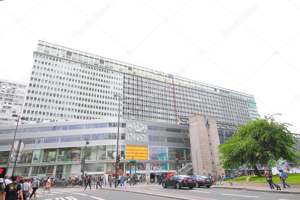 PAR S FRANCIA - 25 DE MAYO DE 2019: Personas no identificadas viajan en la estaci n de tren Gare ...