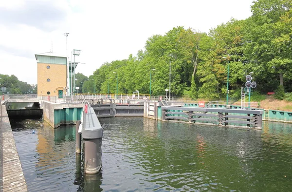 Houten sluisdeuren Stock Photos, Royalty Free Houten sluisdeuren Images ...