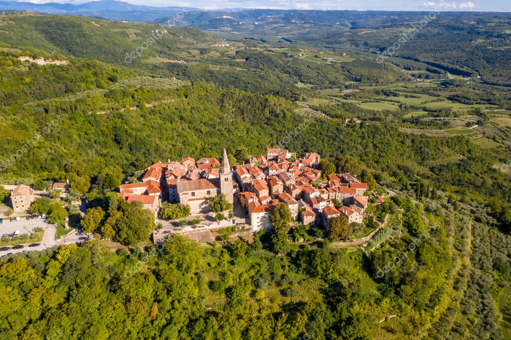 Foto panorámica aérea de la ciudad medieval de Groznjan en la península ...