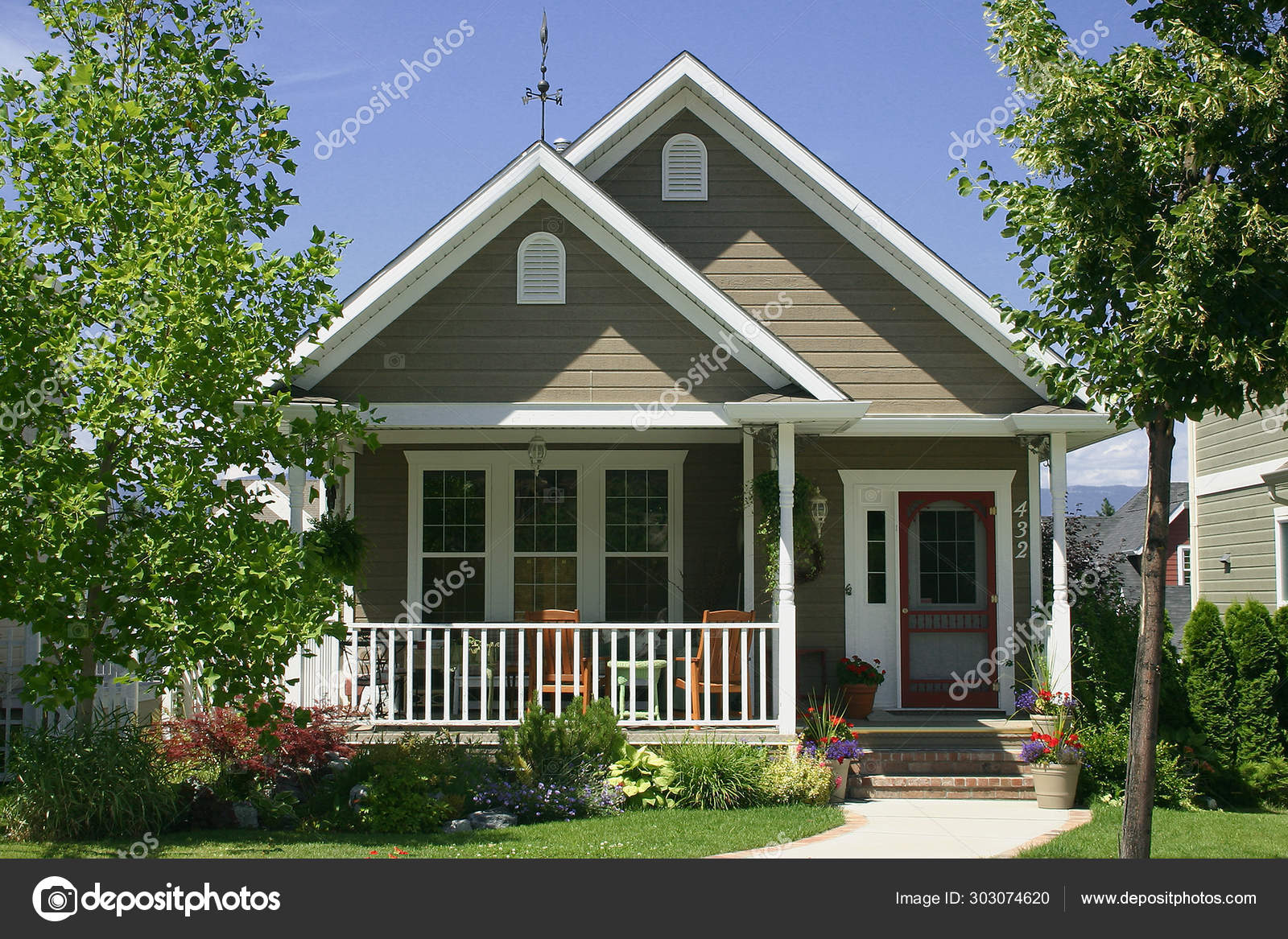 Small Cozy Home Beautiful Landscaping – Stock Editorial Photo © RSKS ...