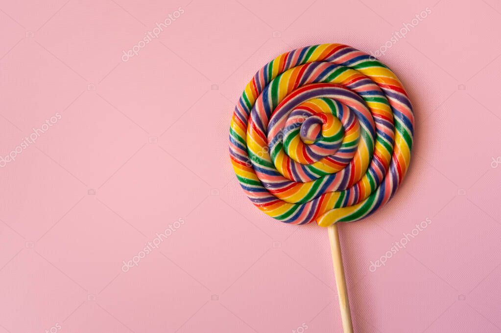 Piruleta de remolino aislada, con colores de arco iris, en el lado ...