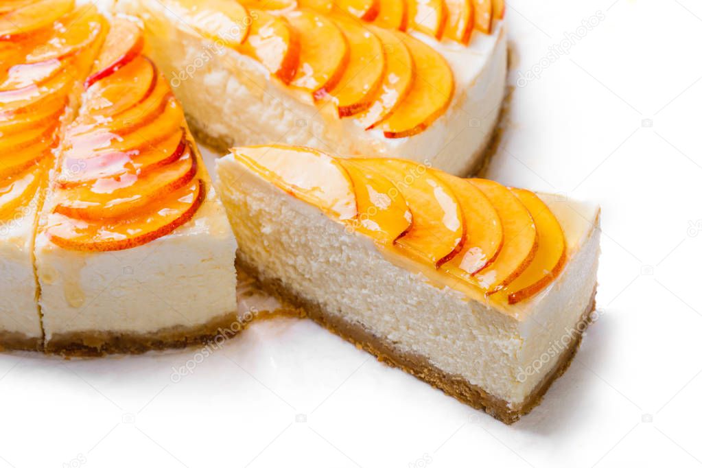 Tarta de queso con rodajas de melocotón aisladas sobre fondo blanco. 2024