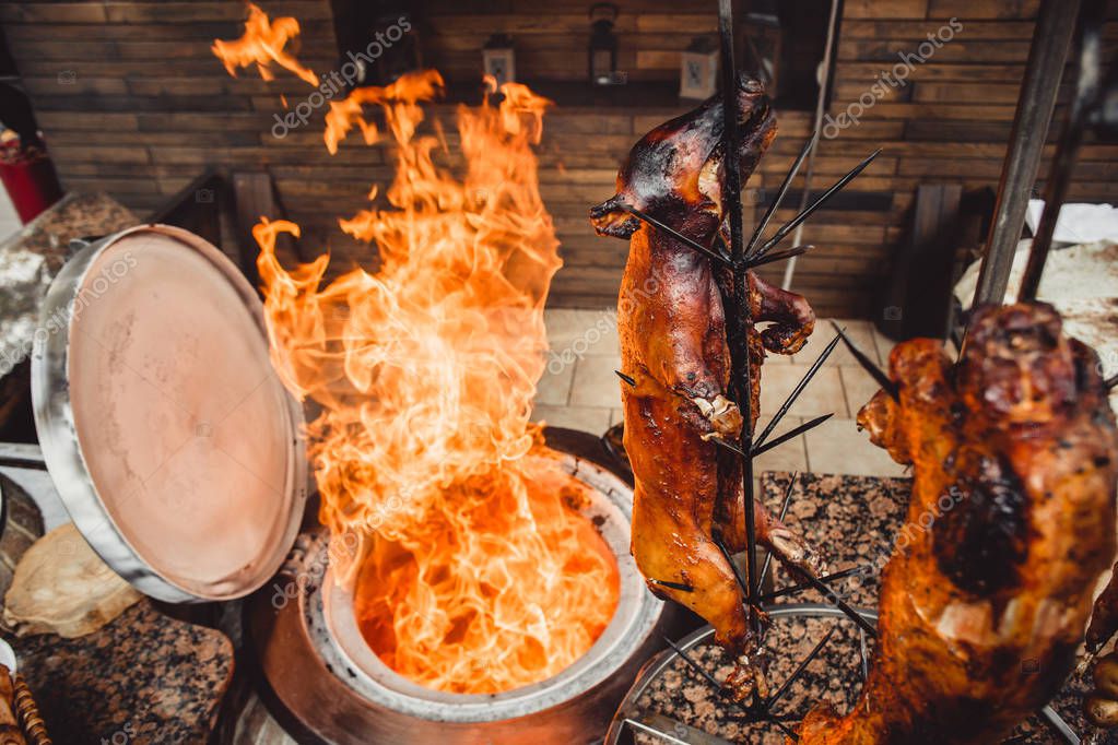 Cerdo a la parrilla, conejo asado, cordero tradicional, parrilla ...