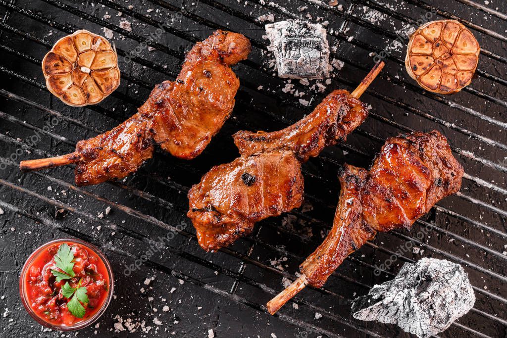 Costillas de cordero a la parrilla carne o costilla con salsa de tomate ...