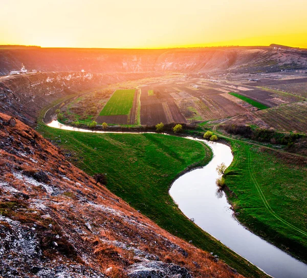 Hermoso paisaje de colinas de verano con río en Moldavia, Old Orhei. El ...