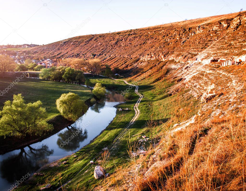 Hermoso paisaje de colinas de verano con río en Moldavia, Old Orhei. El ...