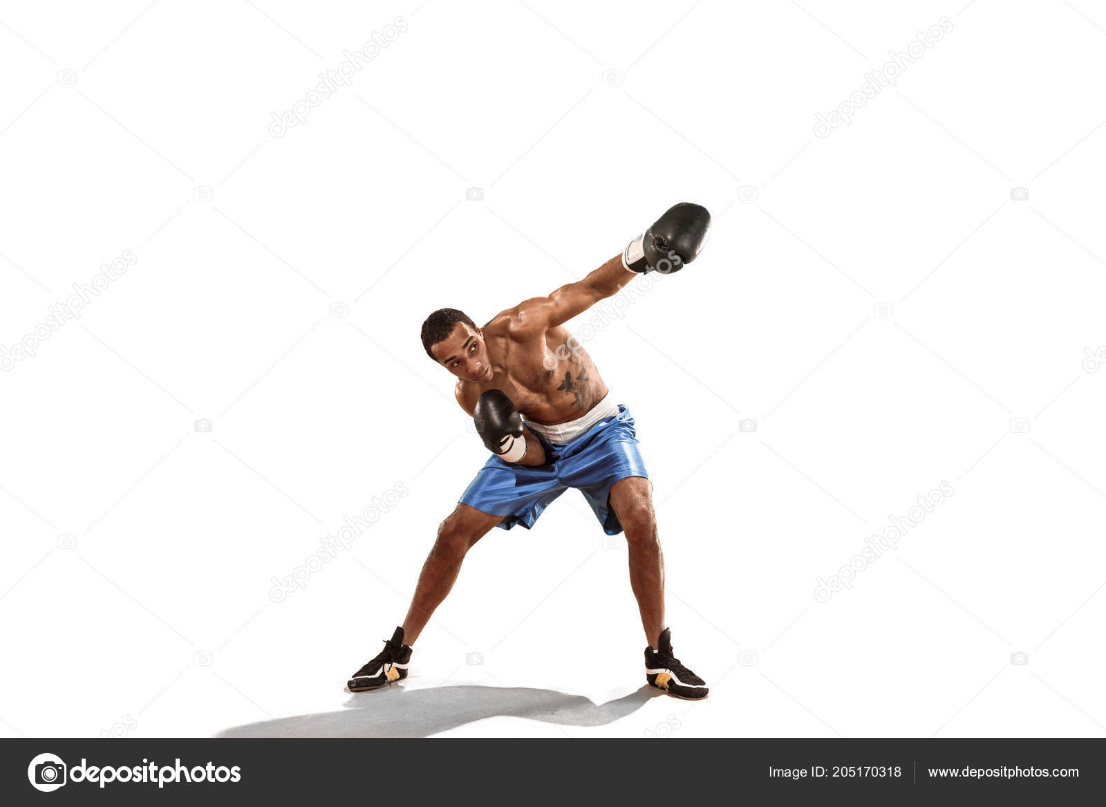 Sportlicher Mann beim Boxtraining. Foto von Boxer auf weißem ...