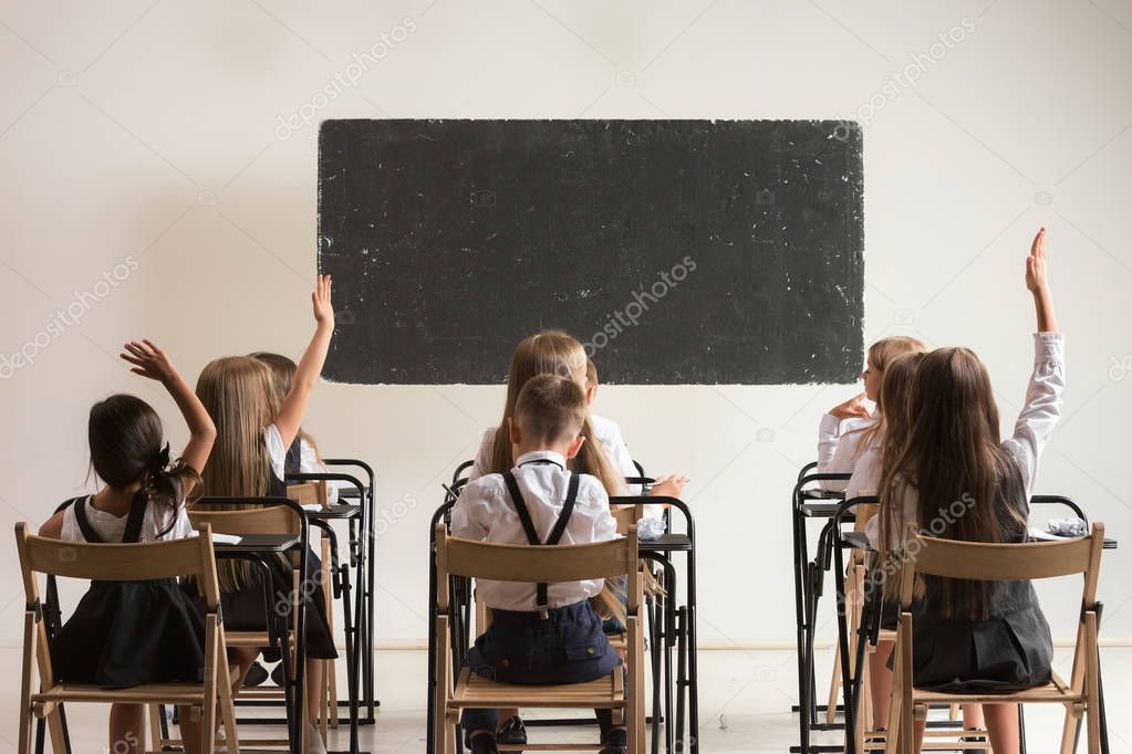 Niños de la escuela en el aula en clase 2023