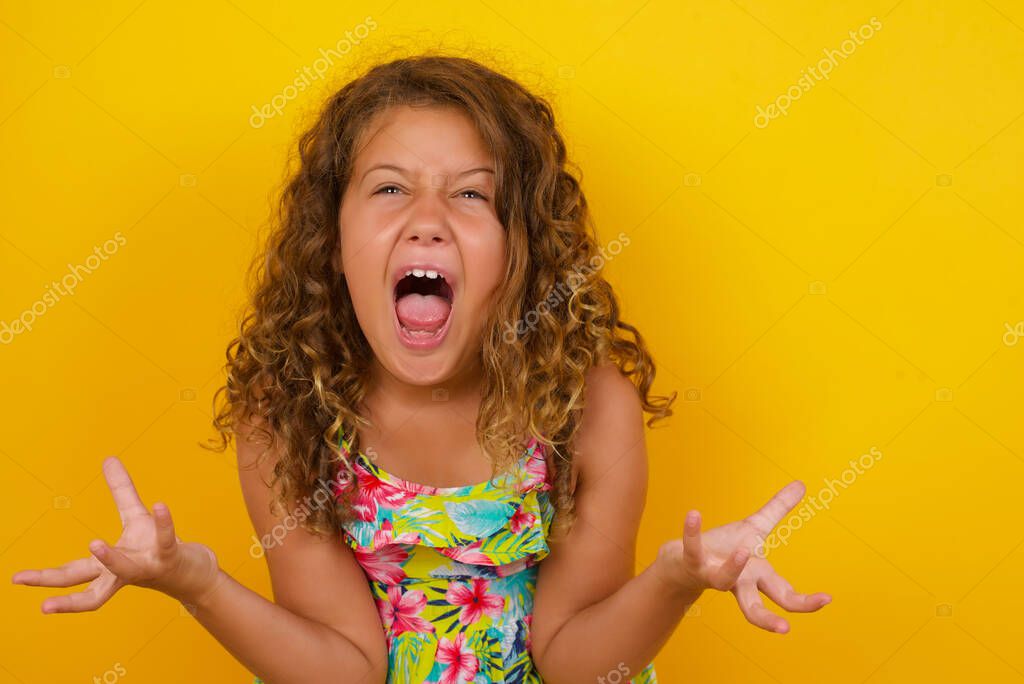 Gritando, odio, rabia. Emocional mujer joven enojada gritando, concepto ...