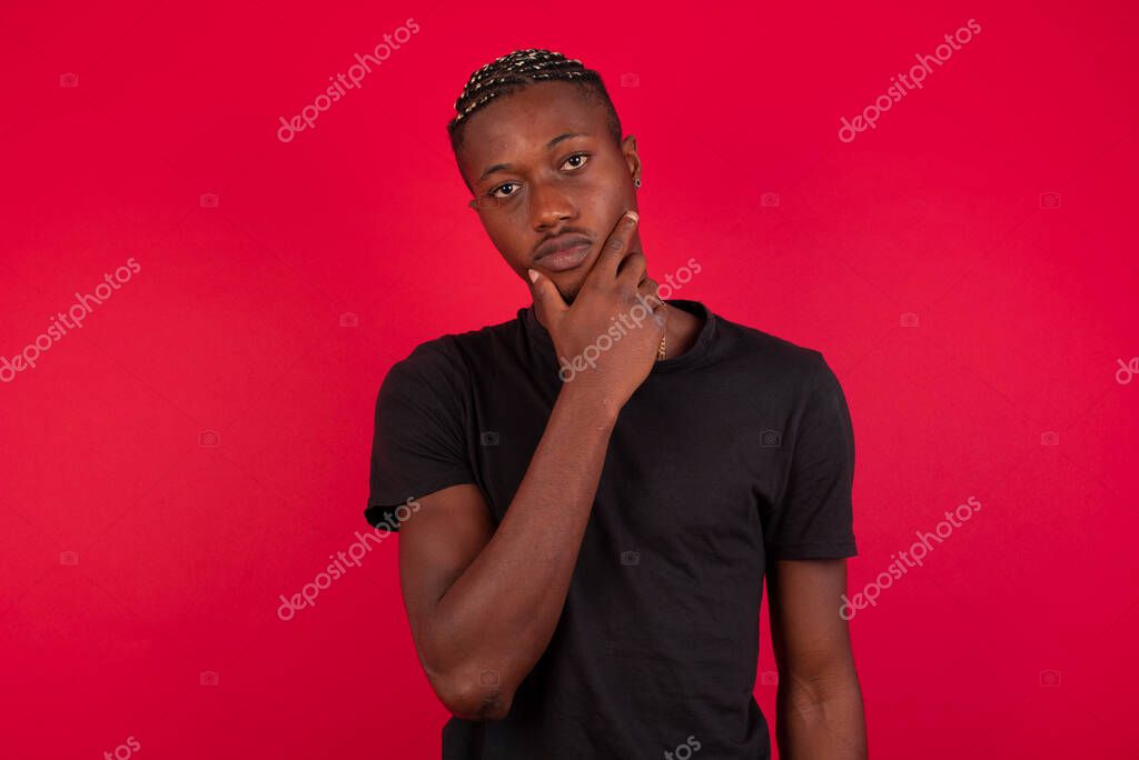 Retrato aislado de un hombre afroamericano joven y elegante con la mano ...