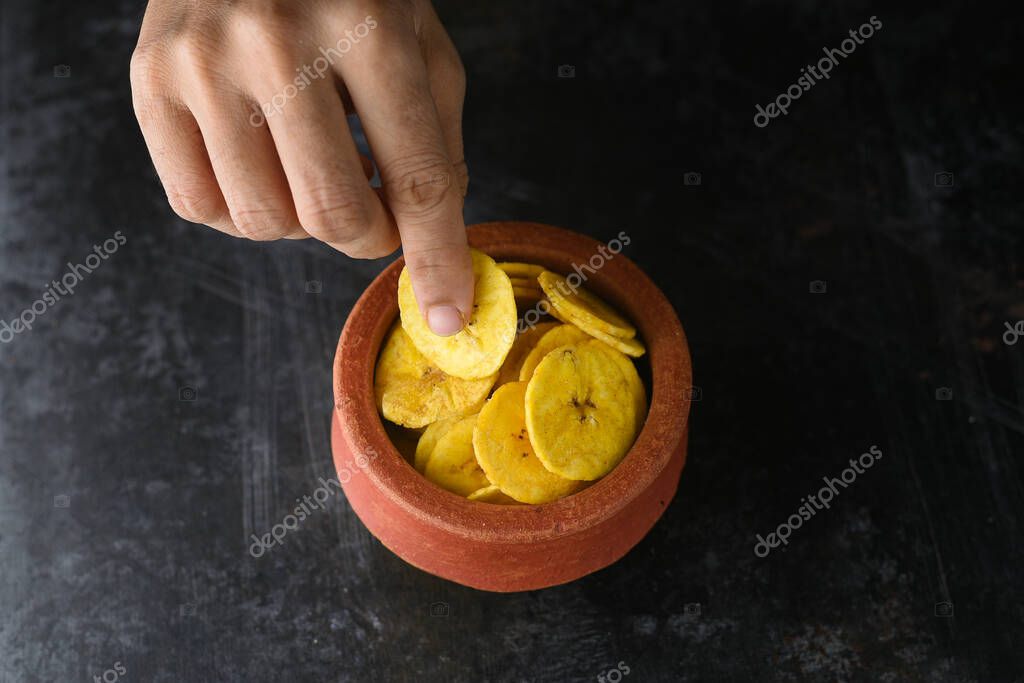 Snack Kerala Patatas de plátano o Kaya Varuthathu snack frito en ...