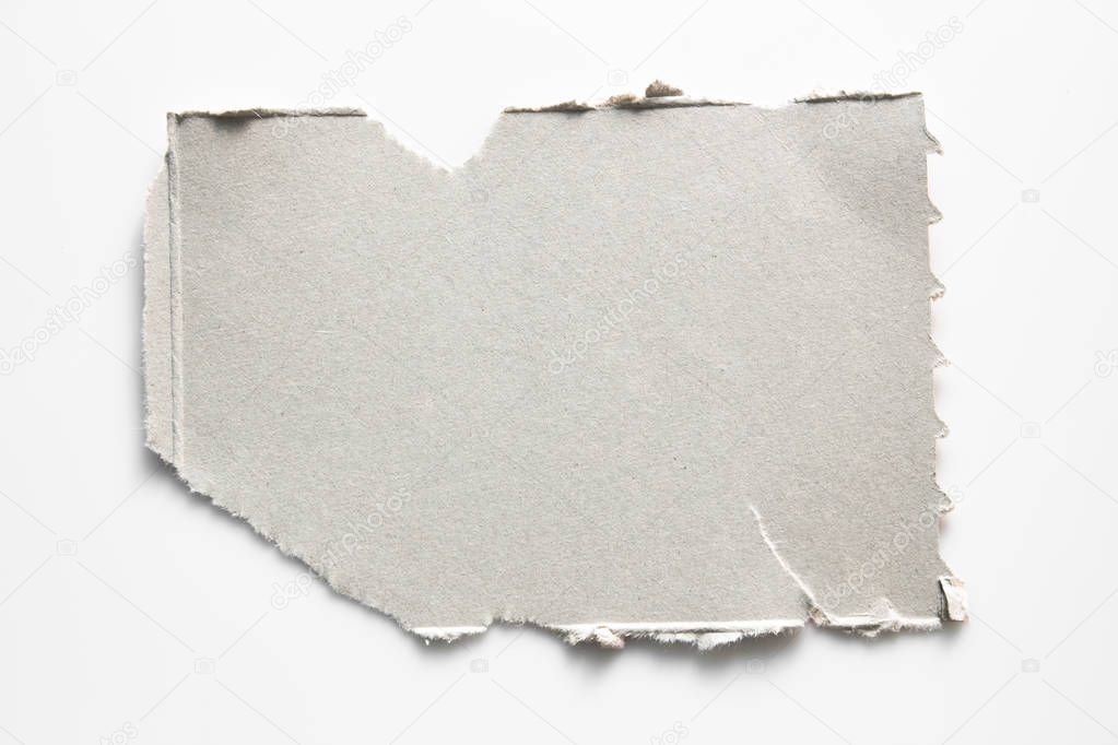 Papel de textura ondulada marrón desgarrado sobre fondo blanco ...