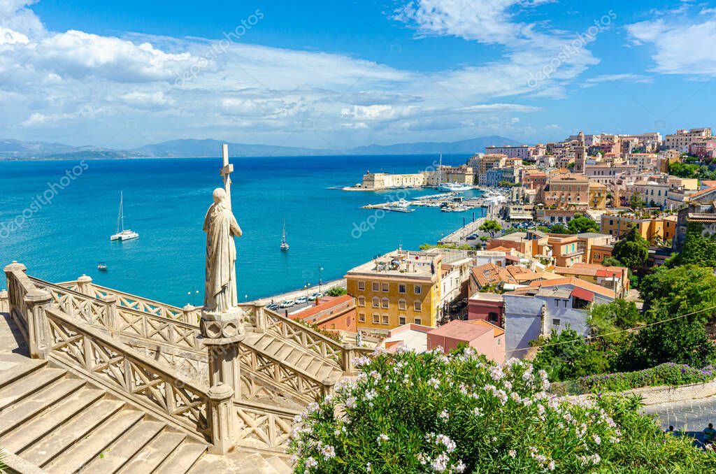 Gaeta, Italia. 12 de agosto de 2017. Vista de Gaeta desde la Iglesia de ...