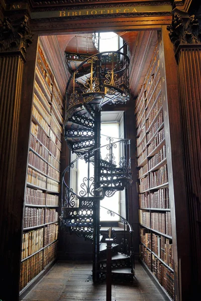 The Long Room in The Old Library, Trinity College, Dublín, Irlanda ...