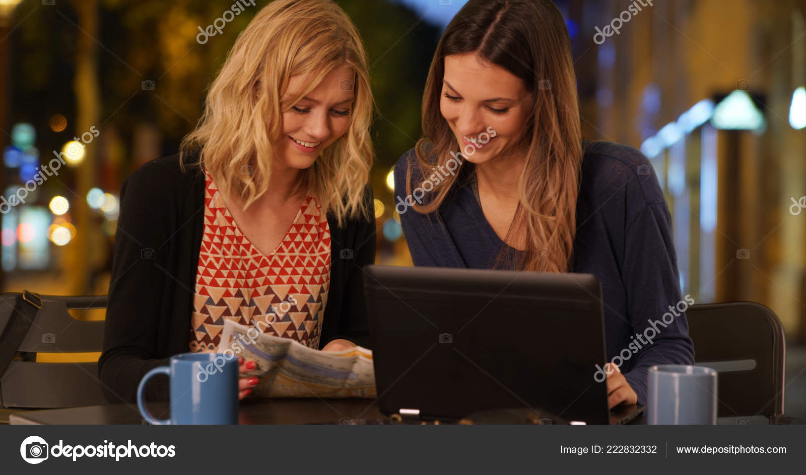 Two Best Friends Using Travel Map Champs Elysees Paris France — Stock ...