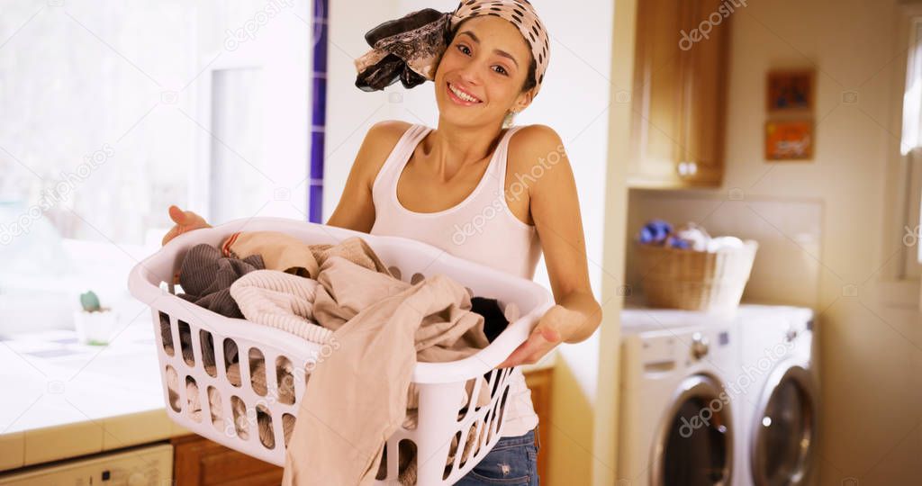 Una mujer hispana lava su ropa mientras posa para un retrato 2023