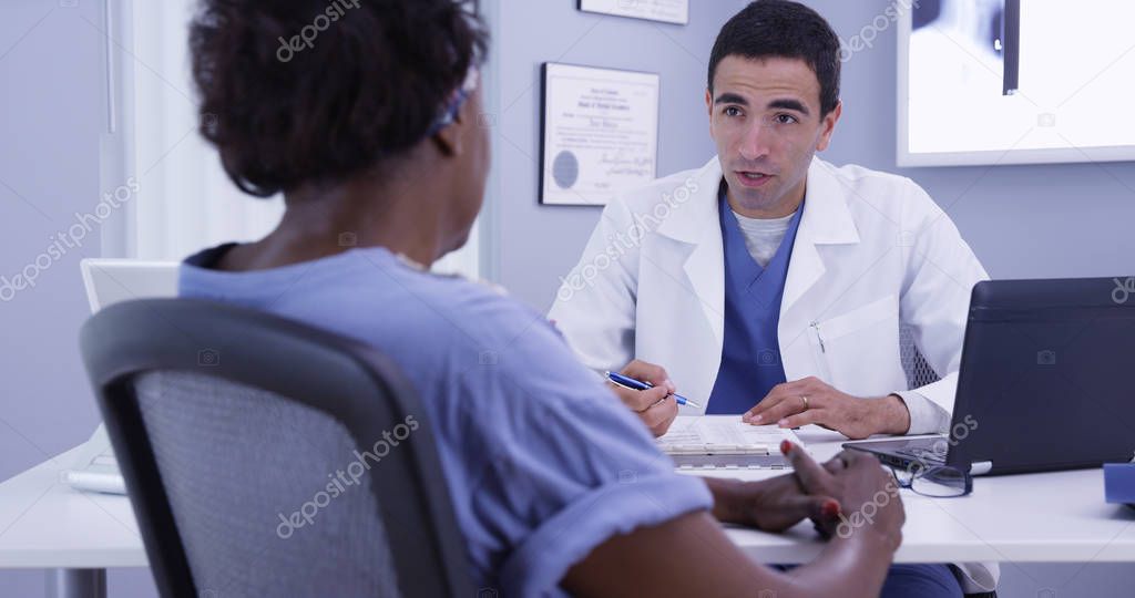 Feliz paciente mayor hablando con el médico en el consultorio médico ...