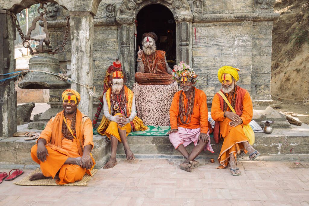KATHMANDU, NEPAL - 7 DE ABRIL DE 2016: Grupo de sadhus en el Templo ...