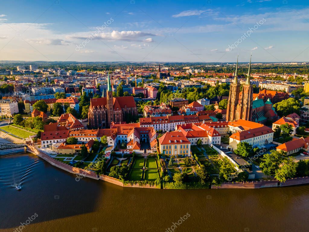 Vista panorámica aérea del casco antiguo de Wroclaw y la catedral en la ...