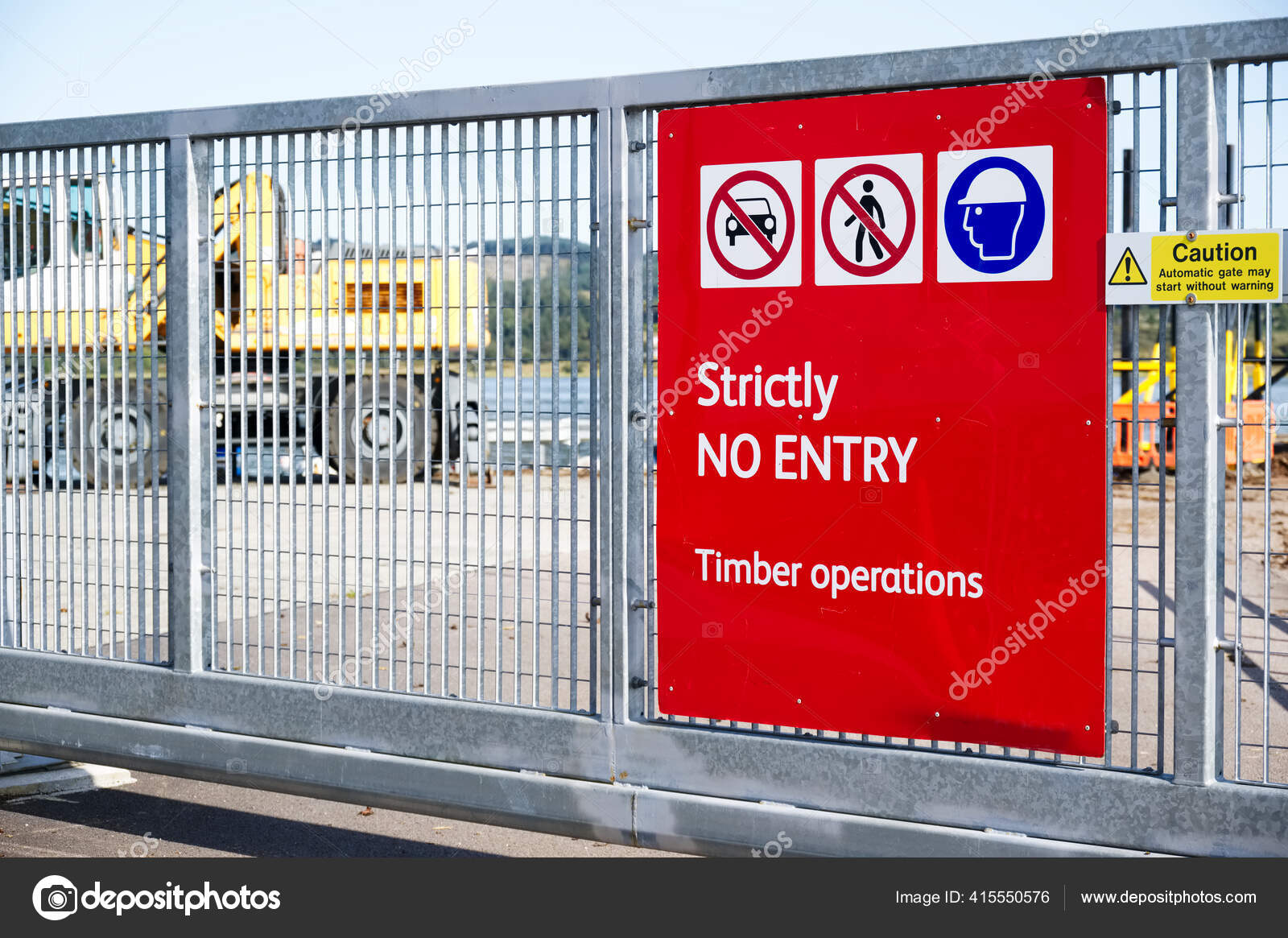 Construction building timber site sign at entrance on gate — Stock ...
