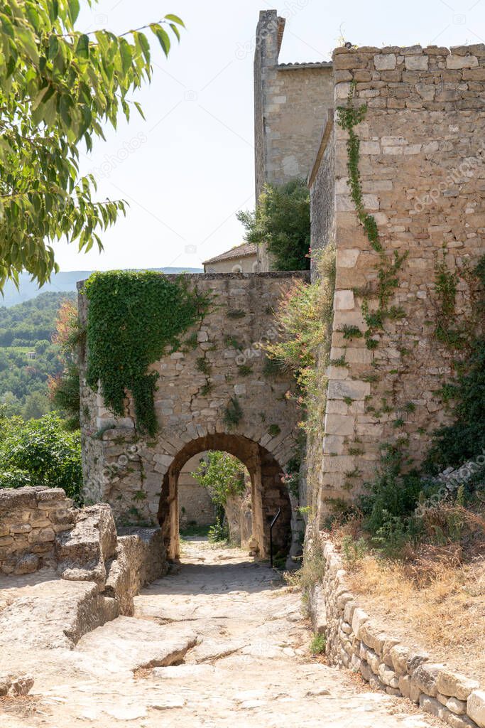 arco medieval en el pueblo de Menerbes en Luberon Provenza en Francia 2022