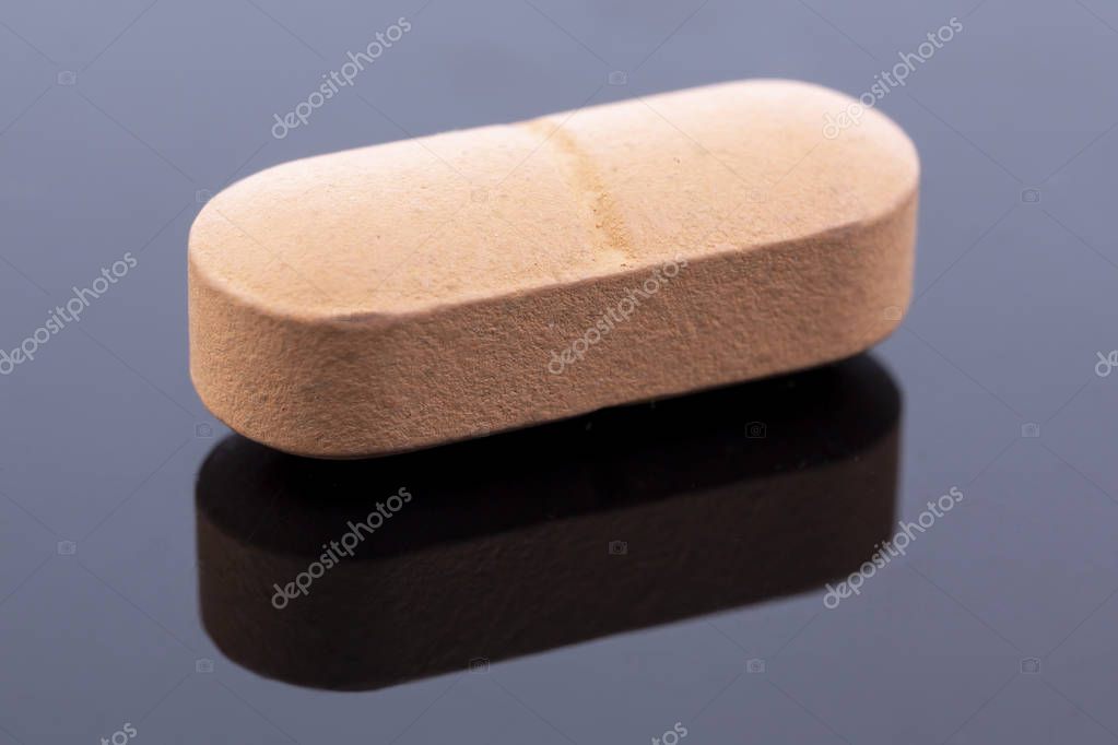 Pastilla de un solo color beige aislada en superficie reflectante negra ...