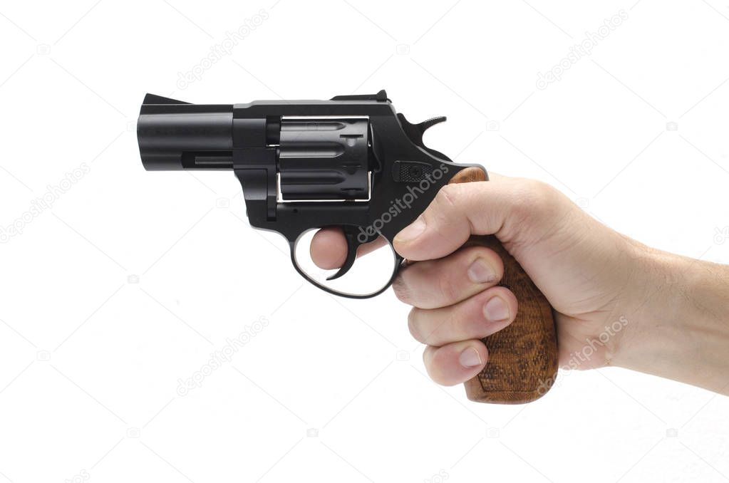 Revólver en mano sobre fondo blanco 2022