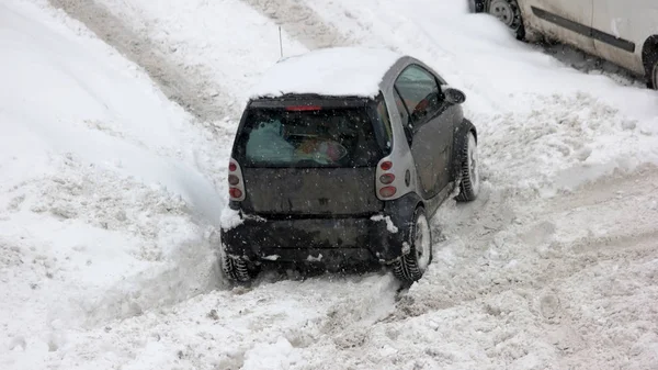 Car stuck in snow – Stock Editorial Photo © fotokostic #61373609