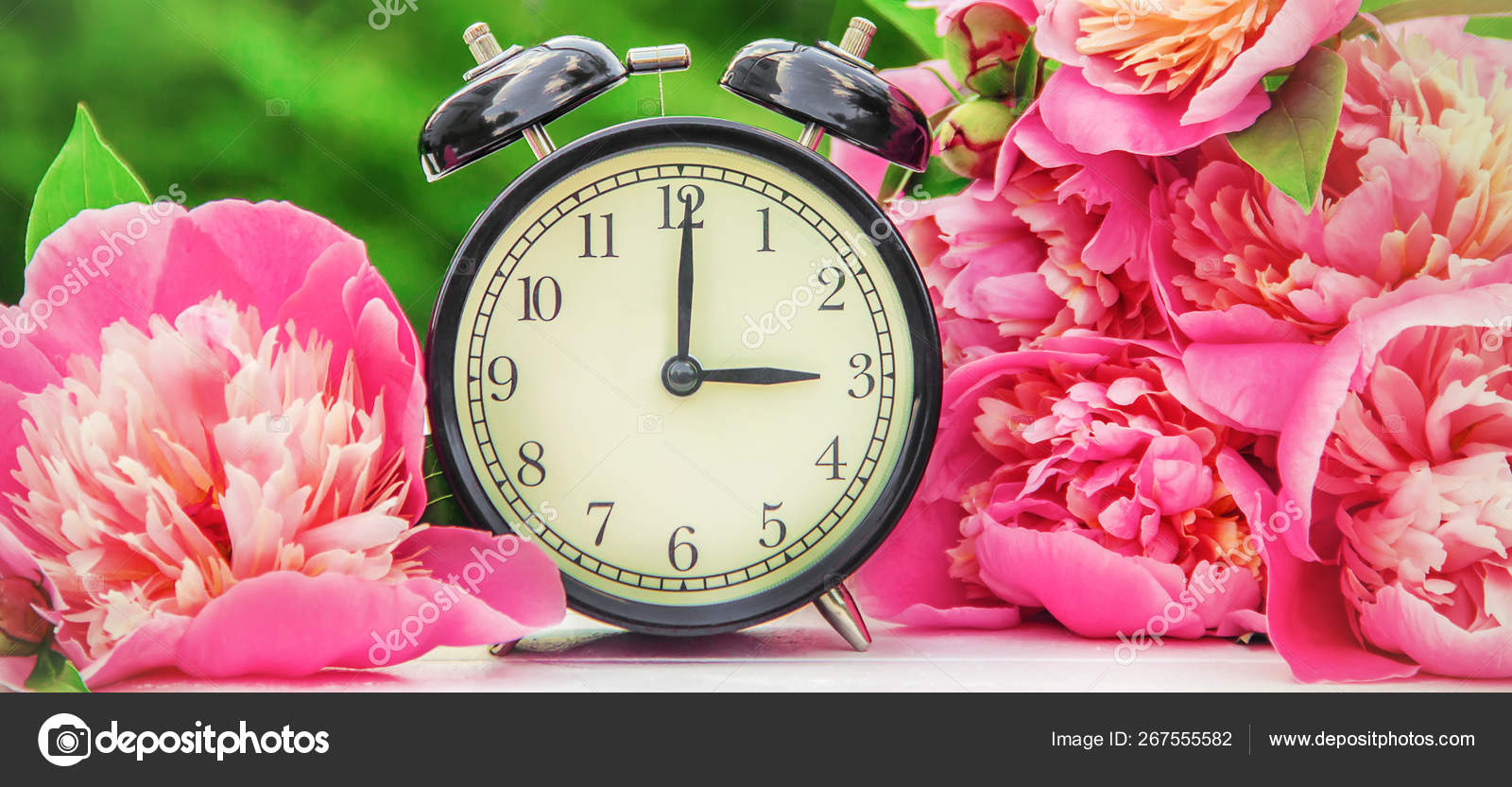 Spring flowers and Alarm Clock. Change the time. — Stock Photo © yana ...