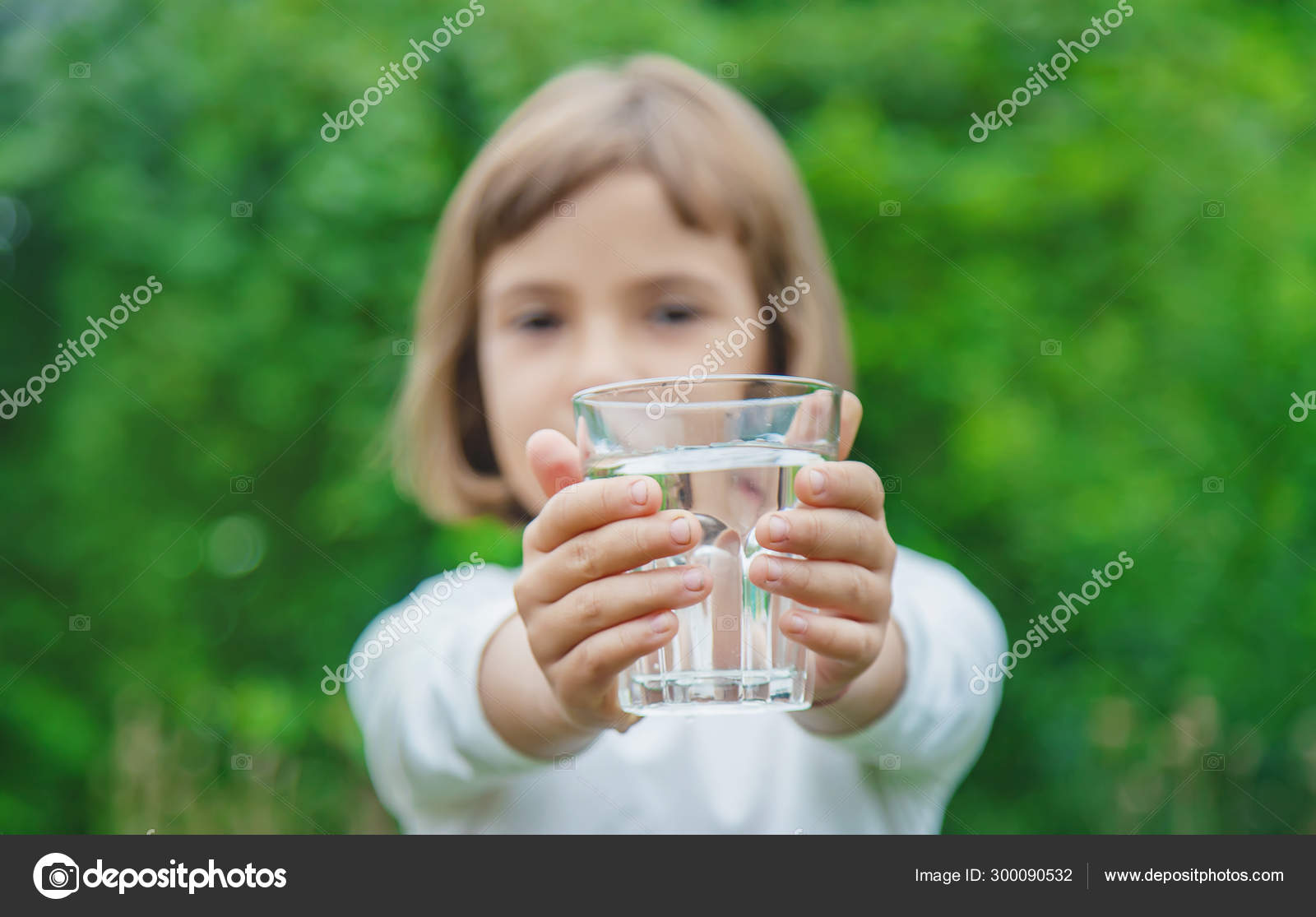 Child drinks water from a glass. Selective focus. — Stock Photo © yana-komisarenko@yandex.ru ...