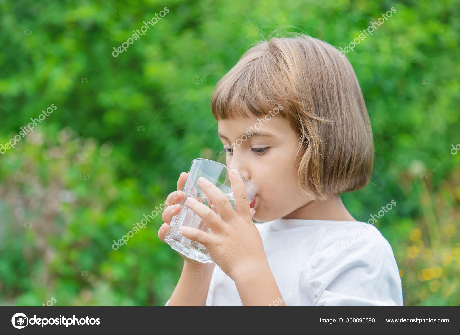 Child drinks water from a glass. Selective focus. — Stock Photo © yana-komisarenko@yandex.ru ...
