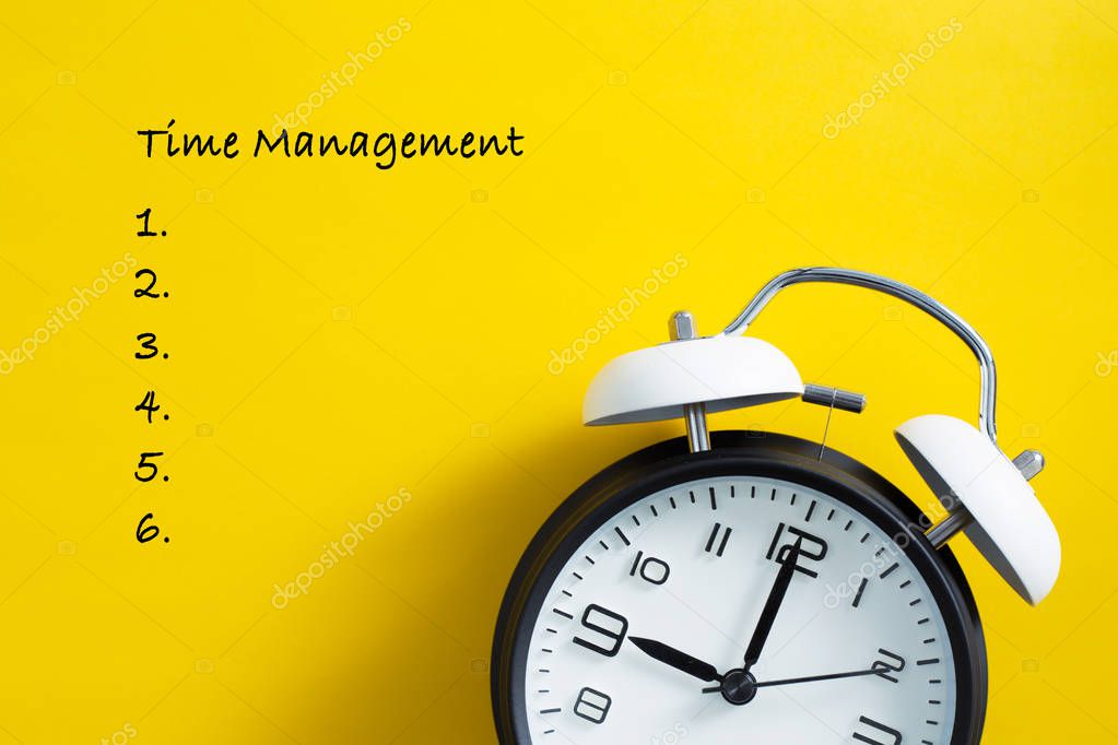 Concepto de gestión del tiempo con reloj 2024