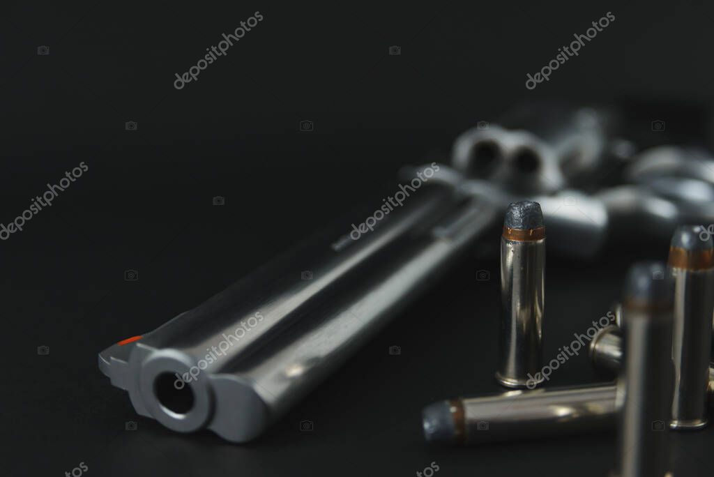 Calibre 357 balas de punta hueca cerca de pistola de revólver sobre ...