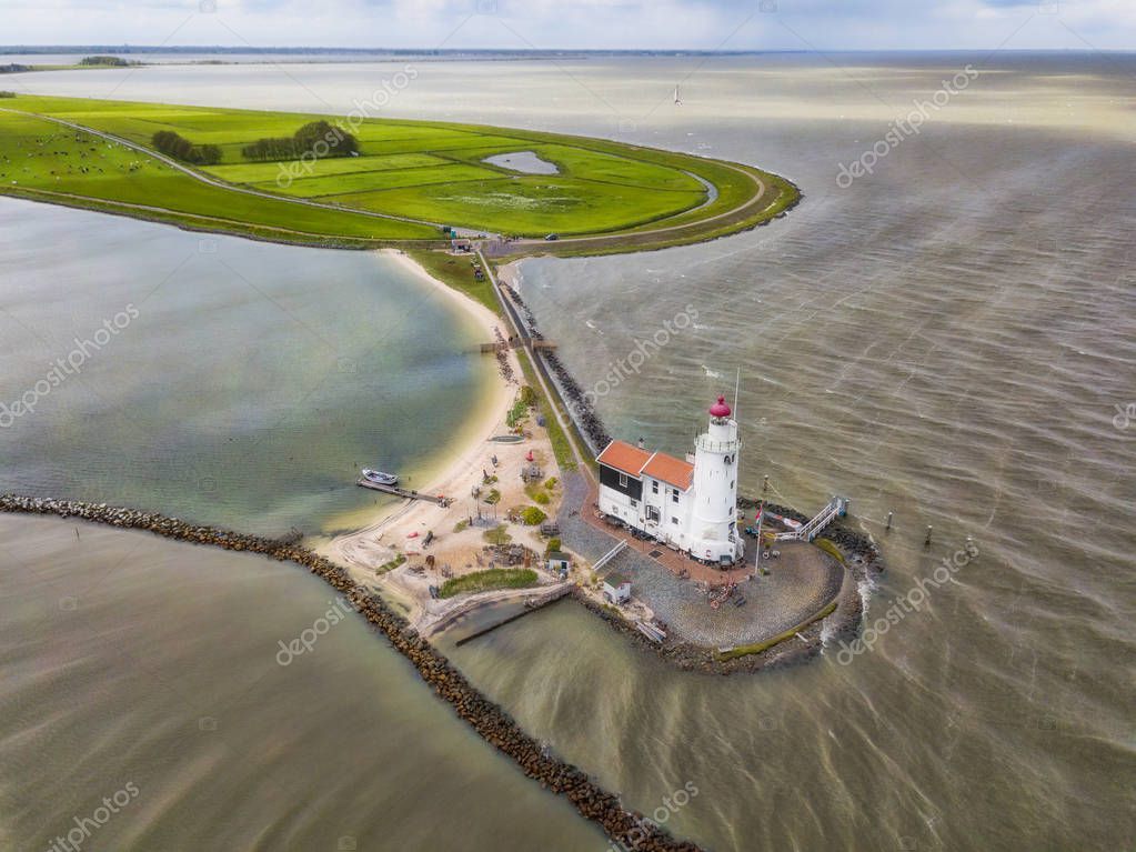 Vista aérea del faro de Marken, una pequeña isla en medio del ...