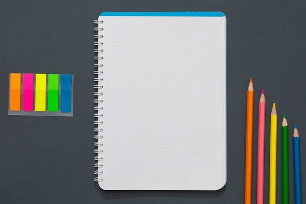 Imágenes de Listas de papel coloridas, fotos de Listas de papel ...