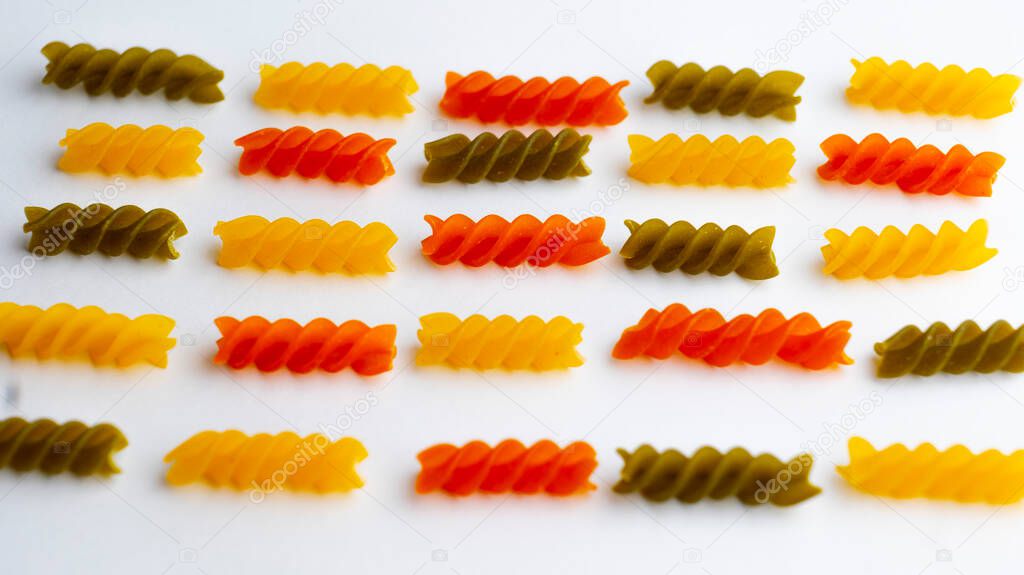 Espirales de pasta vegetal sobre fondo blanco y efectos divertidos ...
