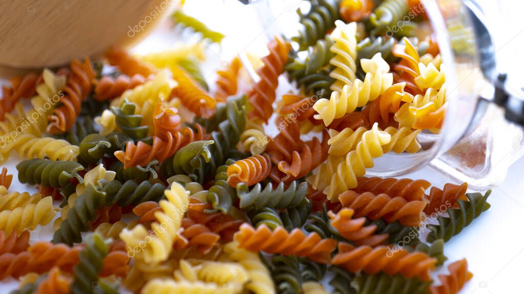 Espirales de pasta vegetal sobre fondo blanco y efectos divertidos ...